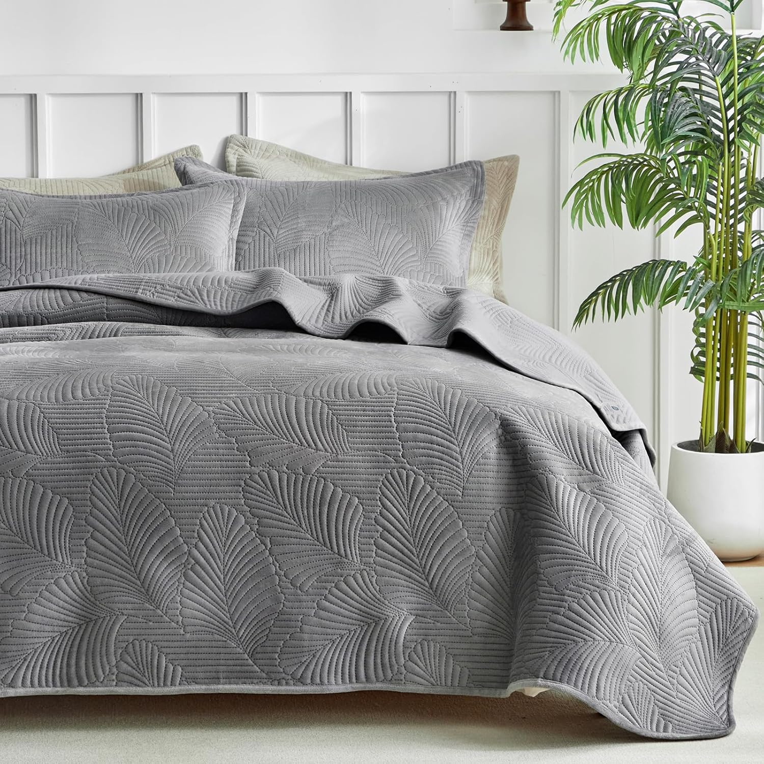 AUCT 14934 – WARMDERN Ultrasonic Grey Velvet Quilt Set Queen Si | Savannah Liquidation